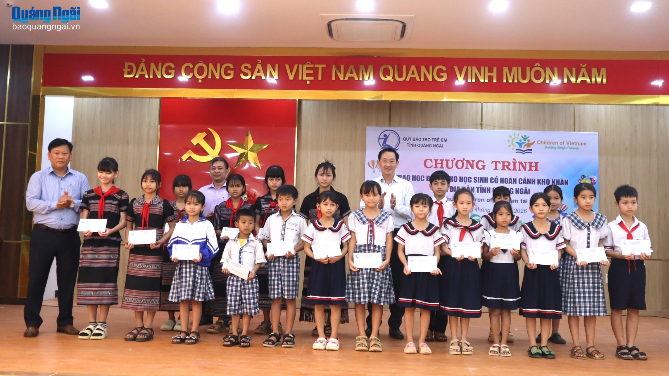 Trao 150 triệu đồng cho trẻ em có hoàn cảnh khó khăn tại xã Minh Long ...